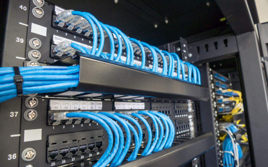 ethernet-cables-and-path-panel-in-rack-cabinet | Ecomsa